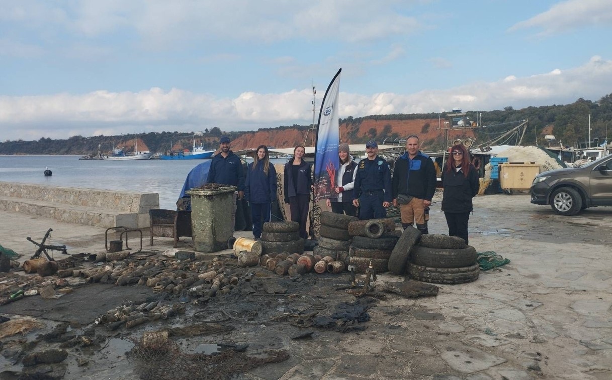 (Φωτογραφίες) Καθαρίστηκε από δεκάδες σκουπίδια το λιμάνι Αγίου Χαραλάμπους | xronos.gr